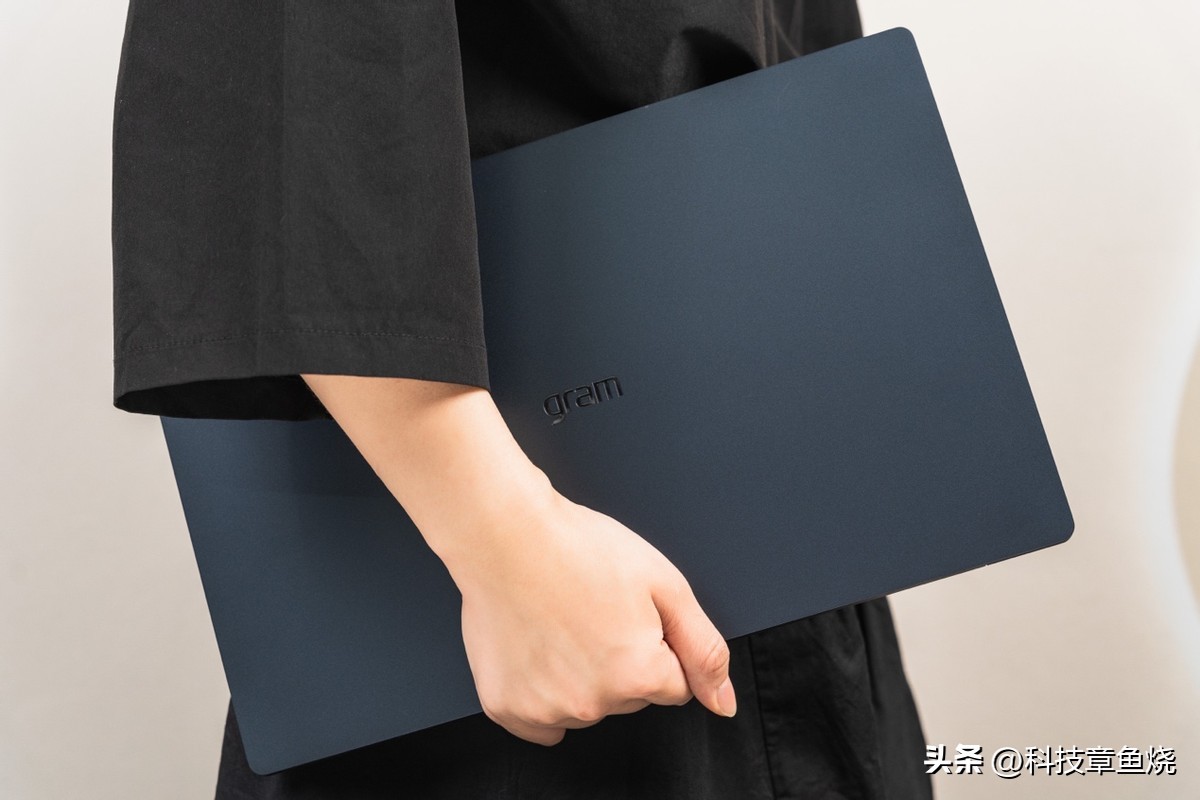 Weighing only 990g, LG gram SuperSlim further reduces the burden of ...