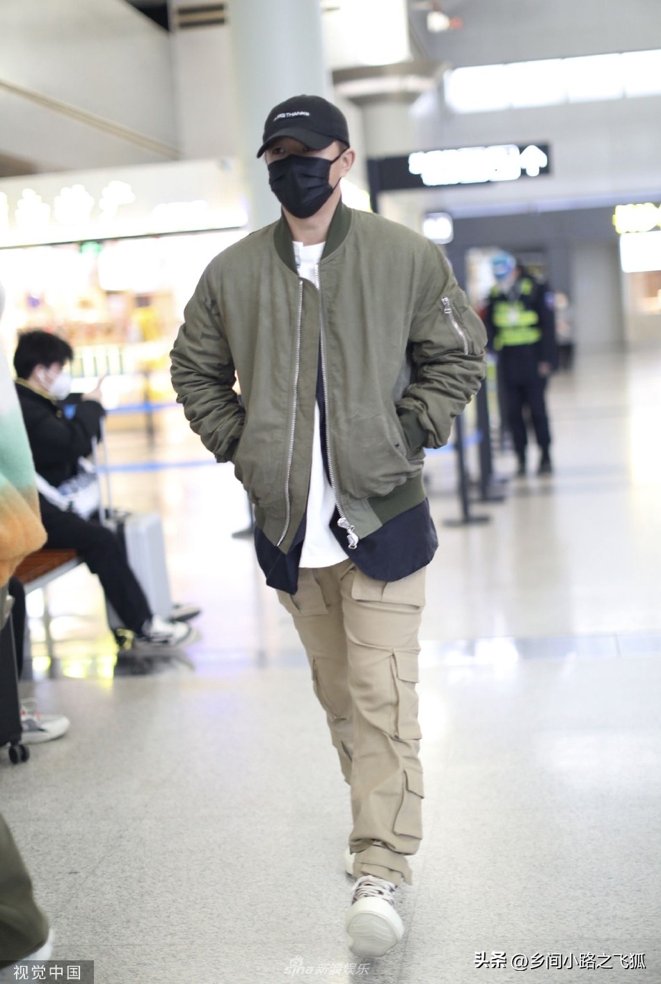 Wearing a baseball cap and jacket, Han Geng is handsome, tough and ...