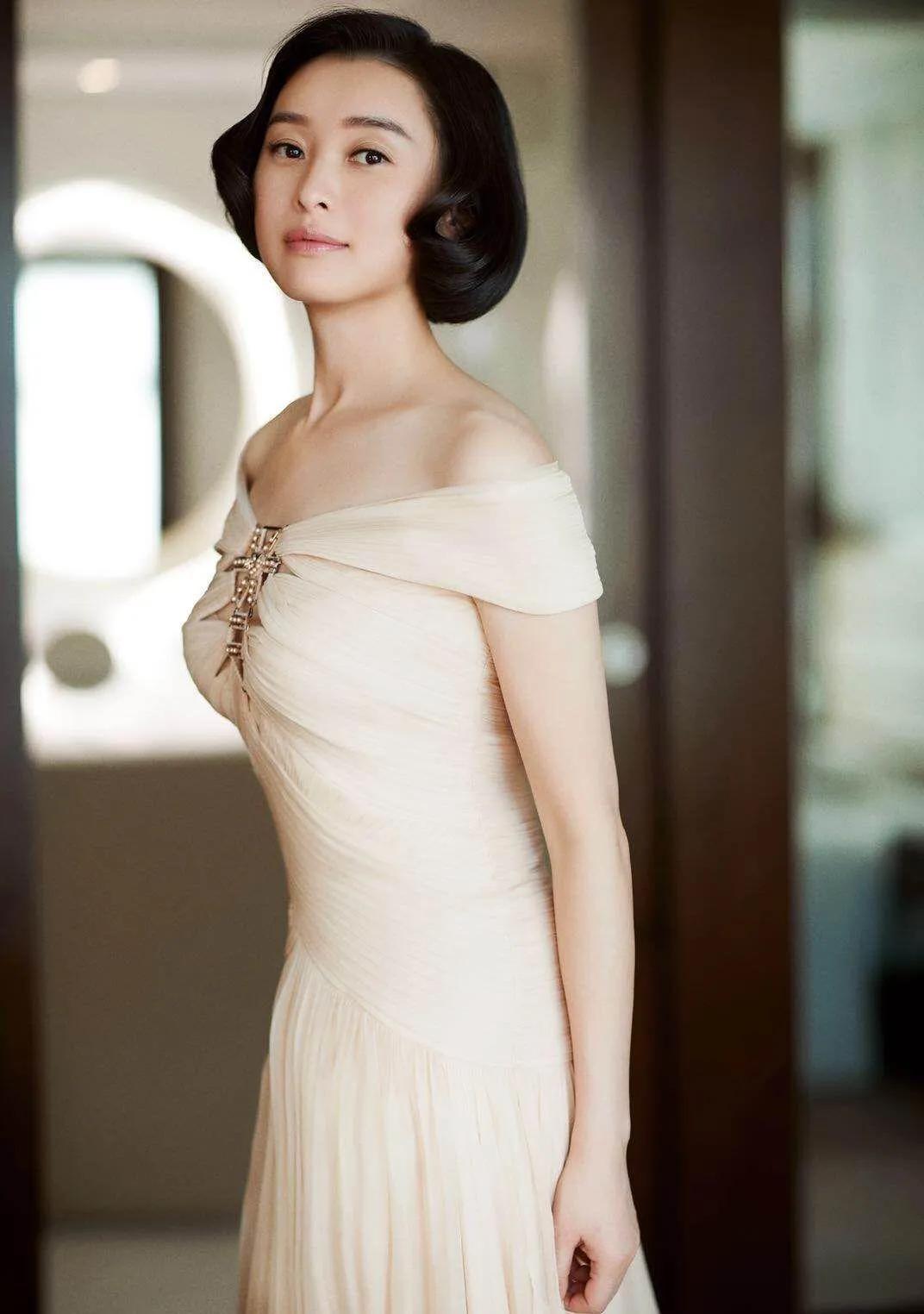 Brandy looks behind Wu Yue - iNEWS