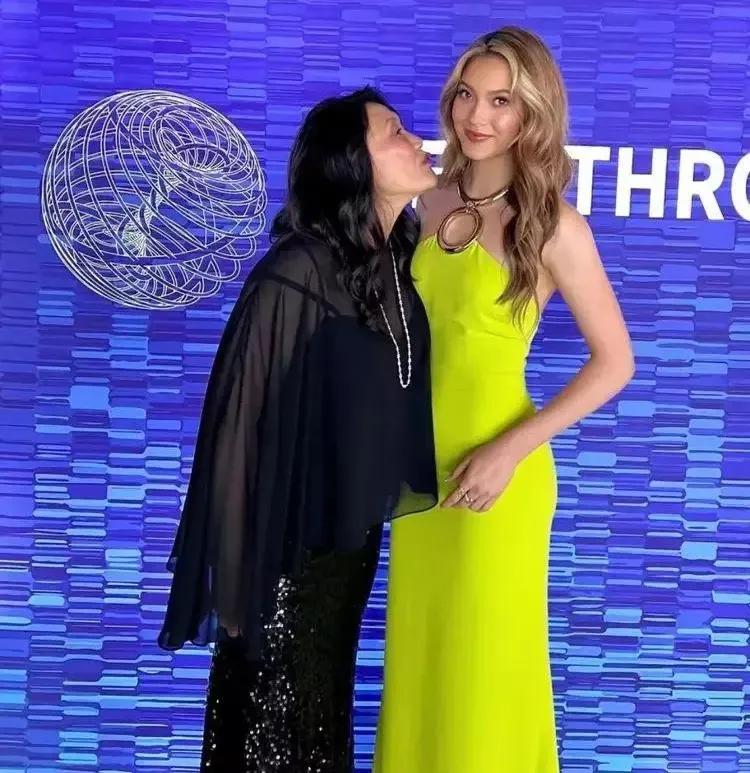 Gu Ailing showed off her abdominal muscles at the Coachella Music ...