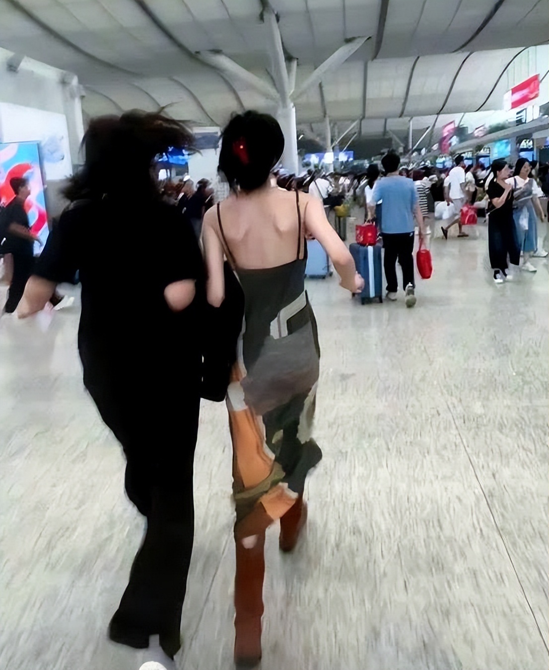 Di Lieba ran wildly on the high-speed rail in a backless outfit ...