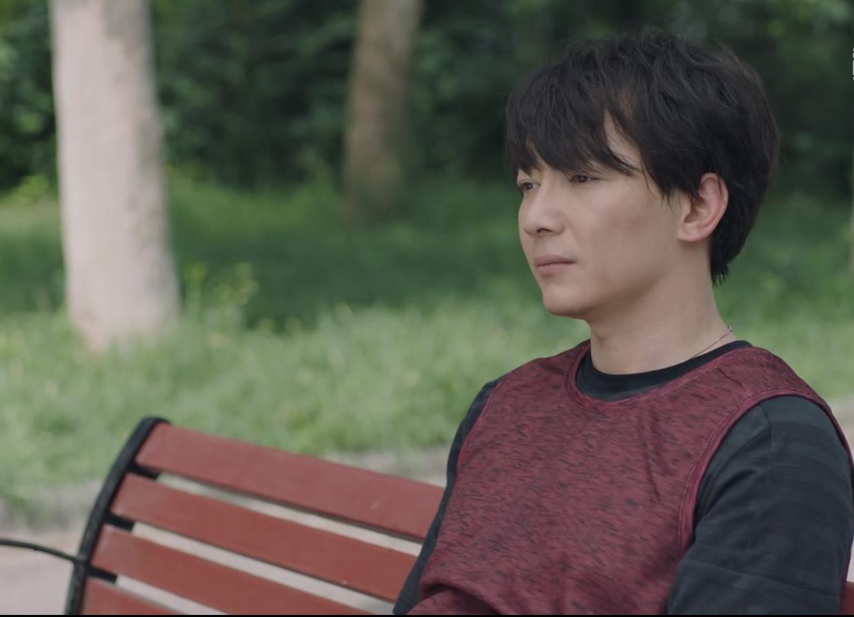 Qiao Qingqian, who was posted upside down and sandwiched between two ...