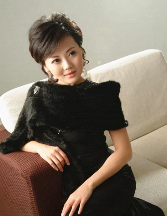 She was praised as the most beautiful host of the four sets of CCTV ...