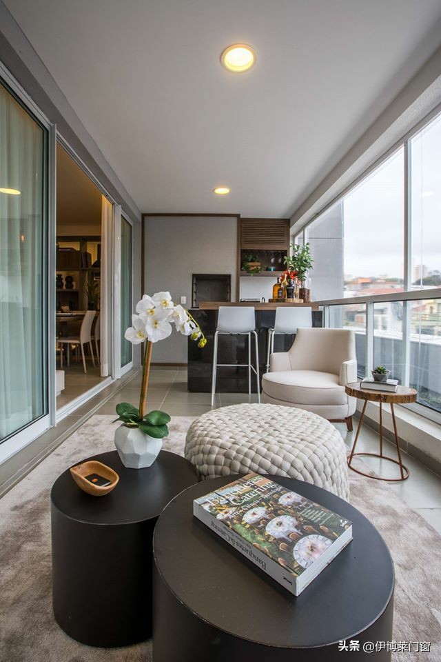 The balcony partition door is installed like this, and it is no longer ...