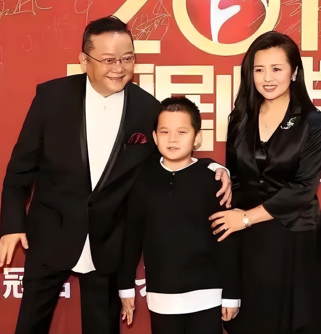 The three members of Wang Gang's family are rarely on the same stage ...