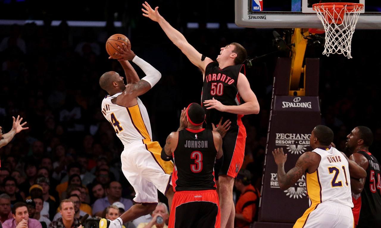 Kobe's one-on-one scene, his footwork rhythm is superb and invincible ...