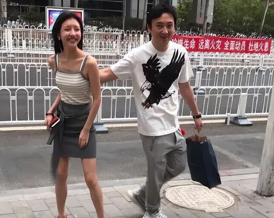 Wang Sicong embraces his new girlfriend for shopping, with a super-good ...