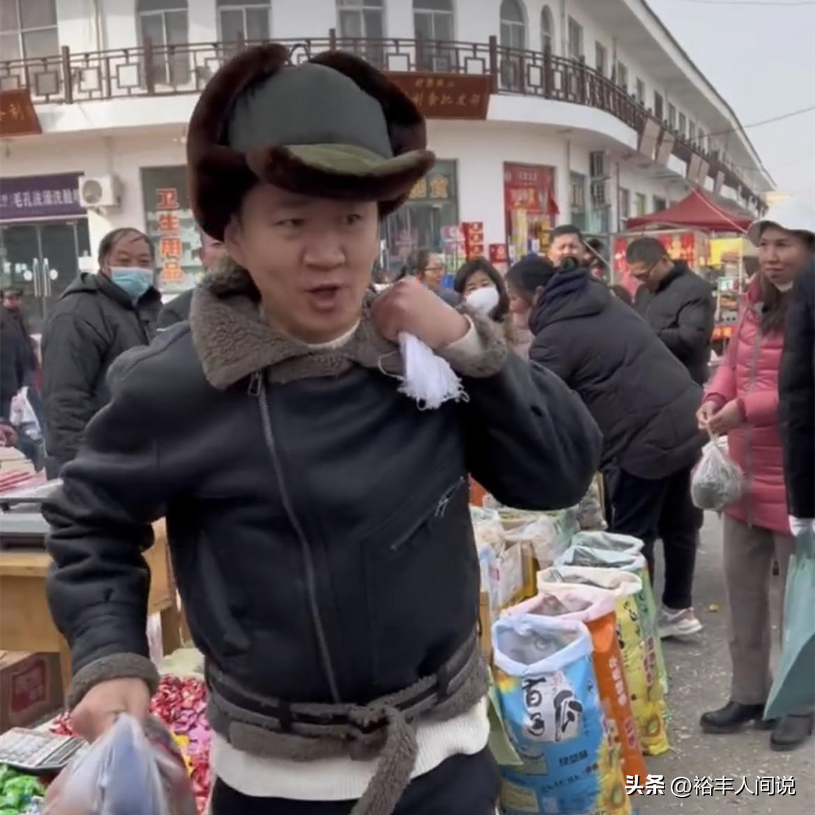 Li Jiaming carries a woven bag to go to the big market to buy new year's goods!Greet fans ...