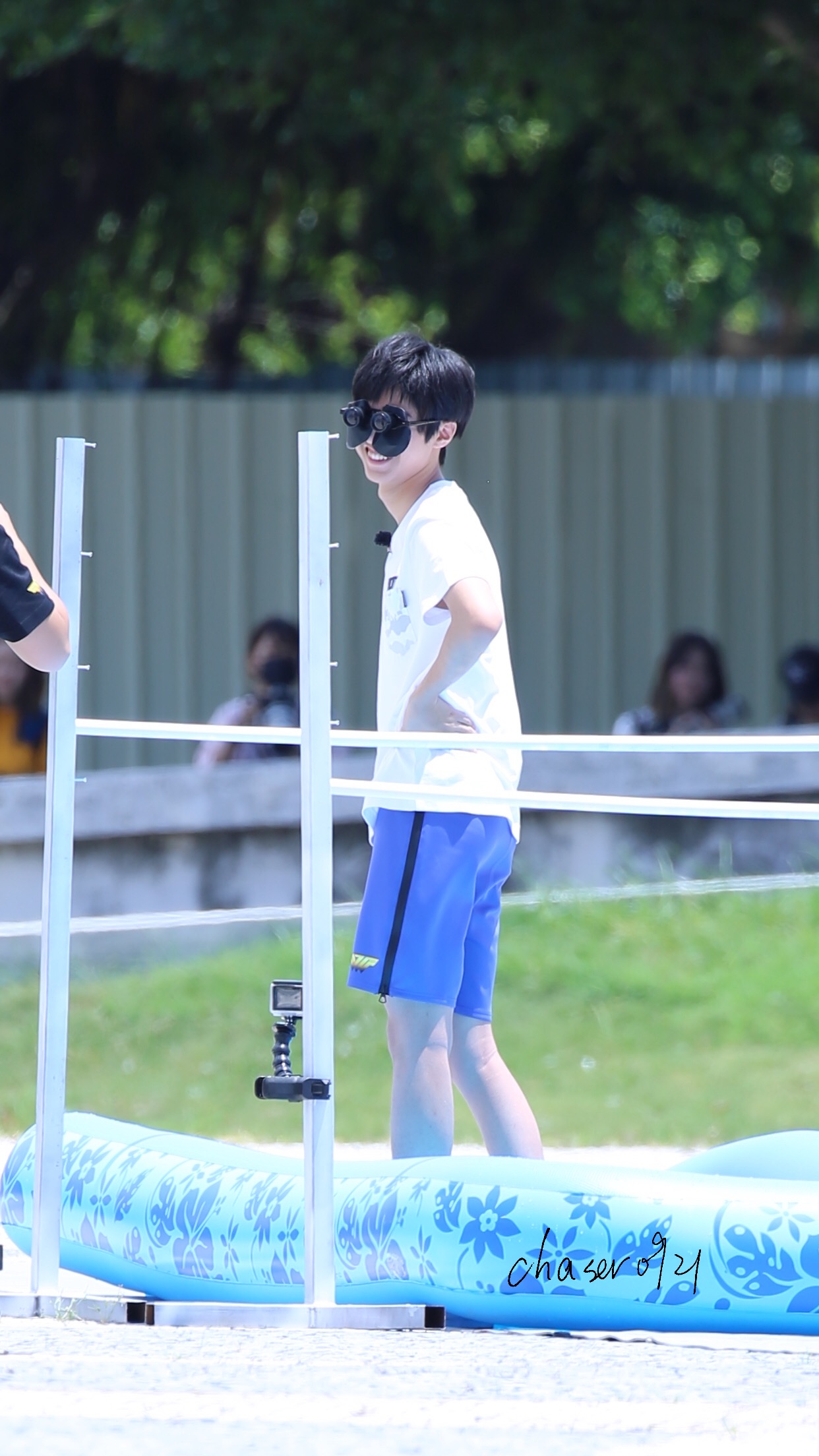 Wang Junkai, handsome man with long legs - iNEWS