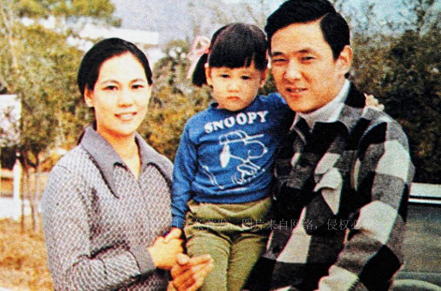 Wang Xinping posted a photo to commemorate his late mother Lin Cui and ...