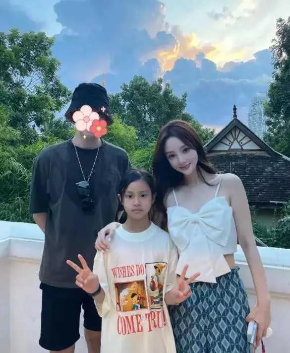 Li Xiaolu's daughter wears a umbilical dress, twists her waist and ...