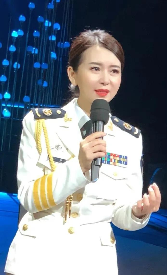 Singer Gan Ping: Married to football player Li Bing, how is she at 51 ...