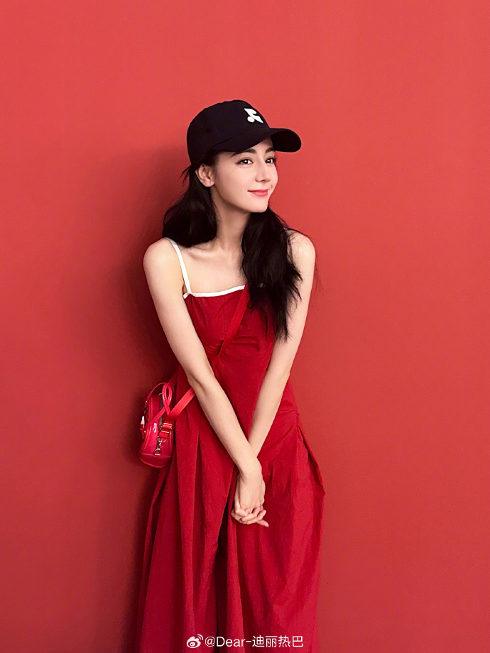 Dilraba recorded "Flowers and Boys 5" and appeared in casual clothes ...