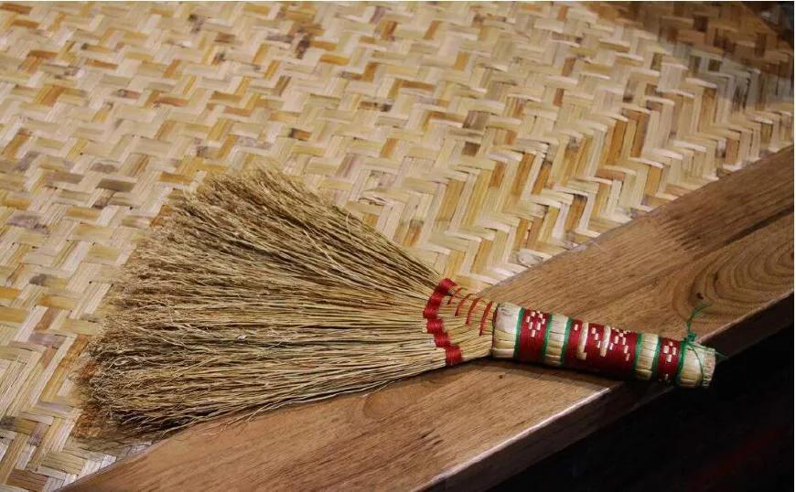 Northeast Folk Custom: Sleeping with children with a broom - iNEWS