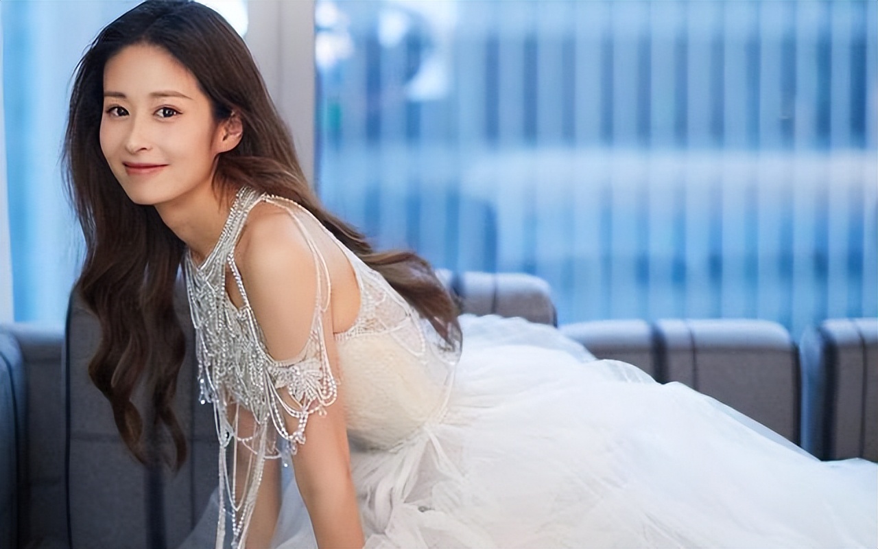 Thin ribs, chopstick legs, paper people, the "morbid aesthetics" in the ...