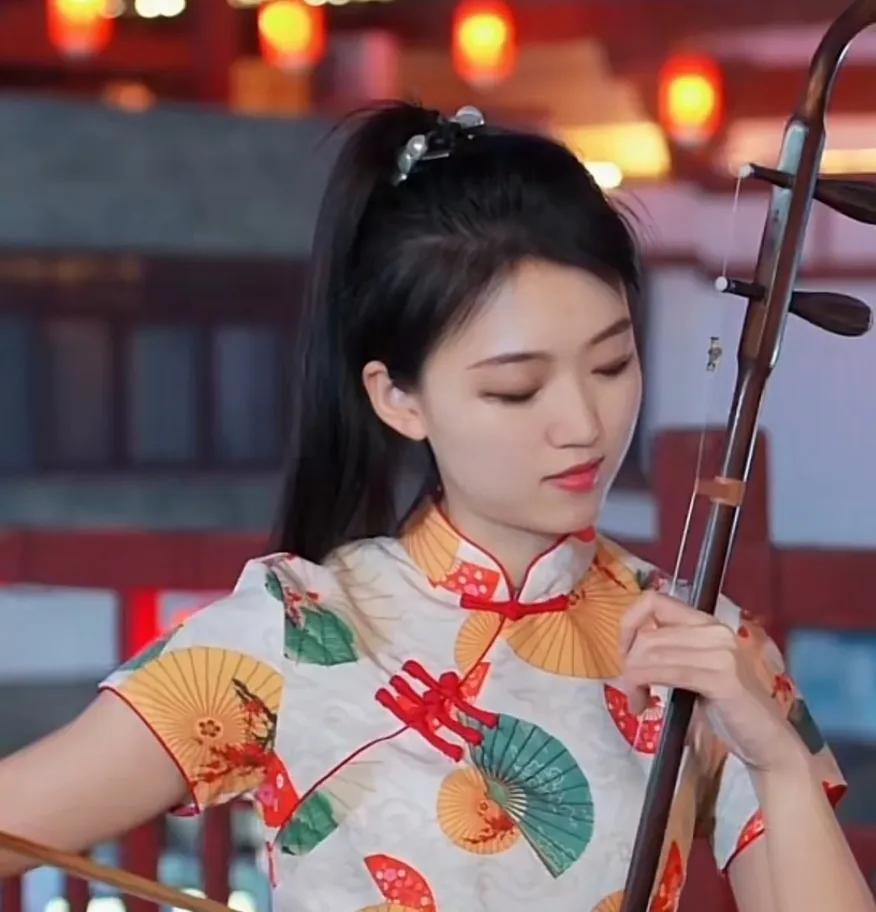 When Playing The Erhu One Finger And Two Fingers Vibrate The Strings