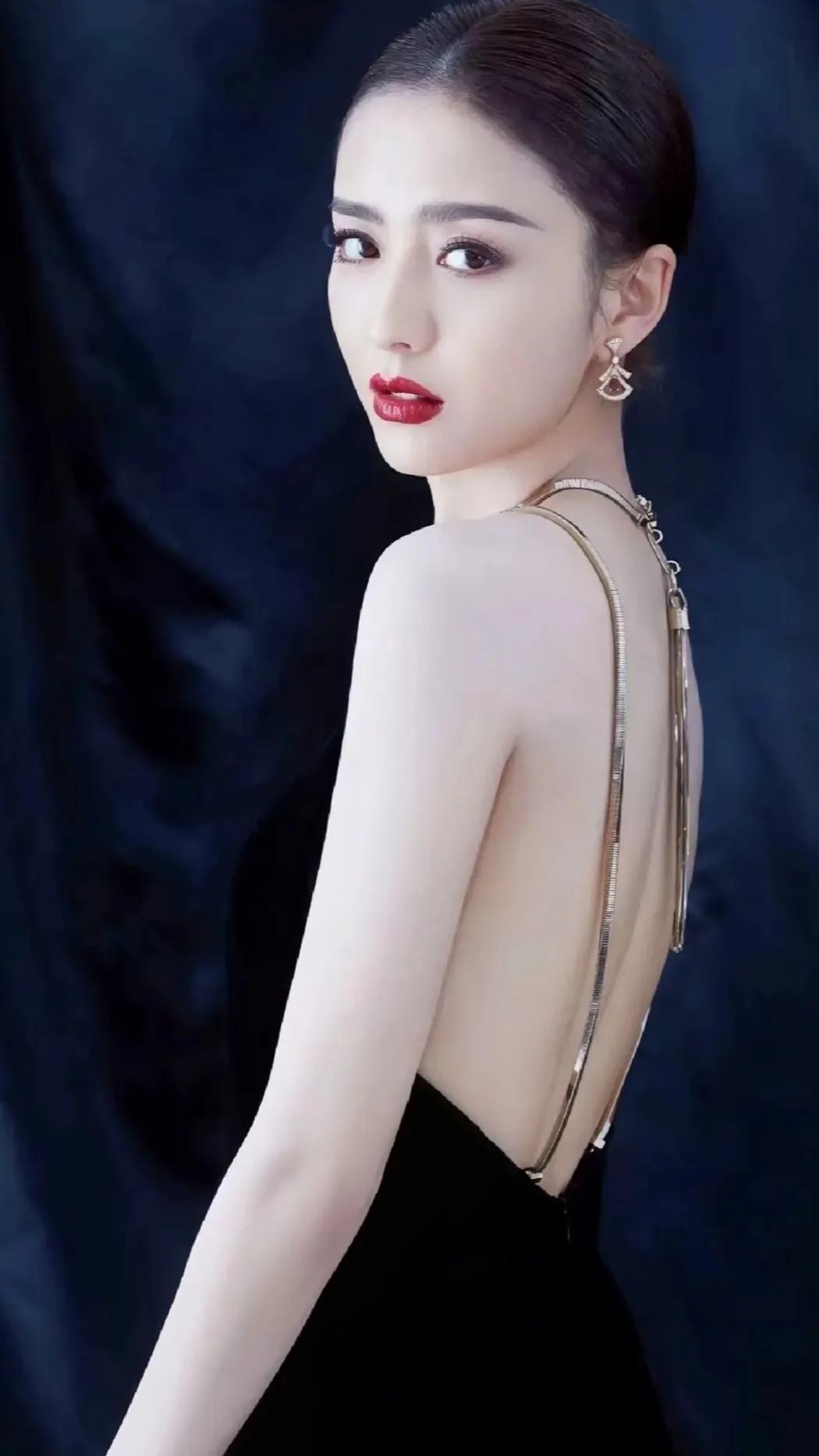 How beautiful is Tong Liya? - iNEWS