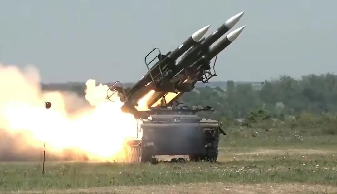Two missiles rocketed into the sky, and the red line of the Russian ...