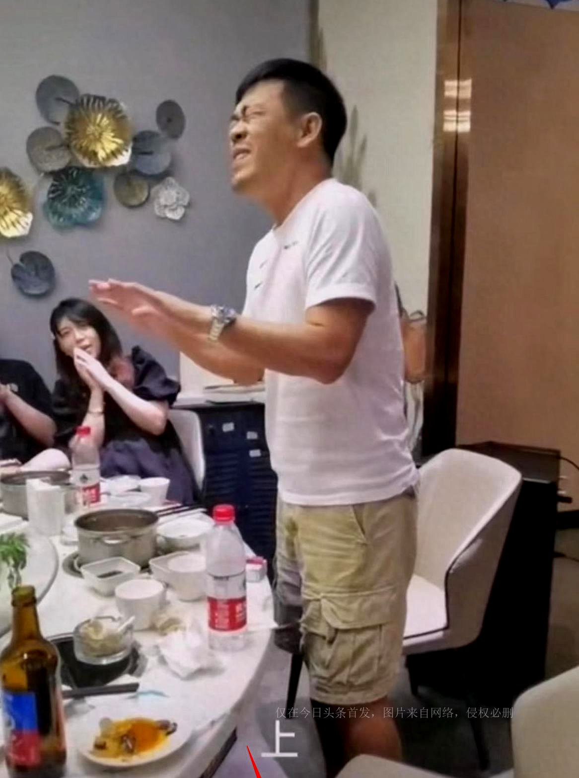 54-year-old Sun Hao drank and had fun at a private party. He was criticized for wearing slippers ...