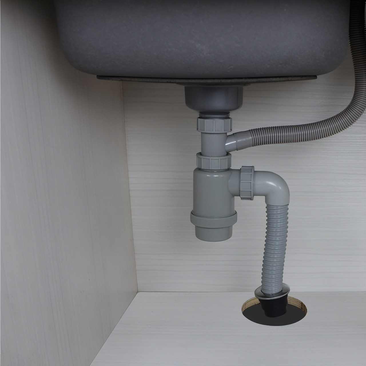 How to solve the water leakage at the water pipe connection under the ...