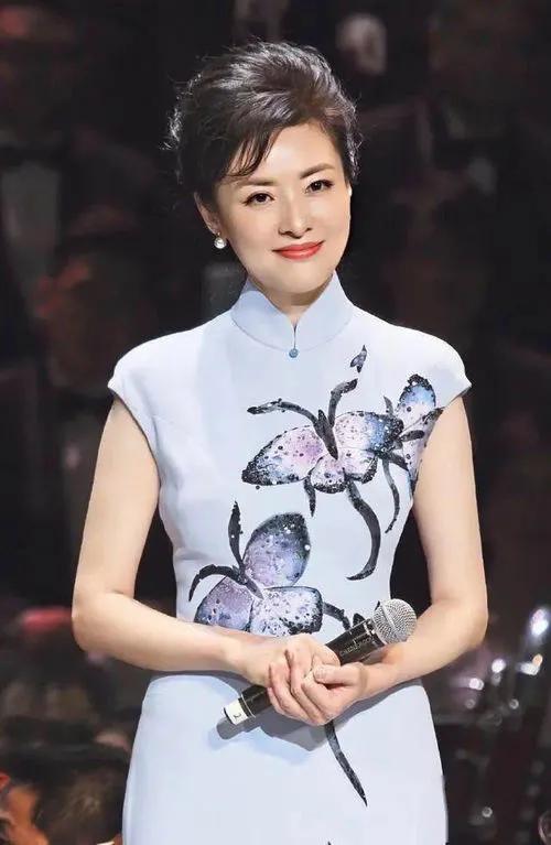 Zhou Tao, the host of CCTV, is equally intellectual, sexy, and eloquent! - iMedia