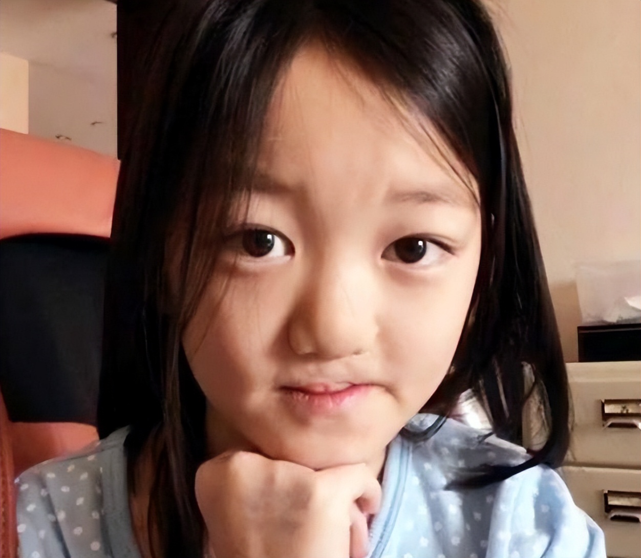 Faye Wong posted a group photo of her mother and daughter. Li Yan had obvious hare lips and an ...