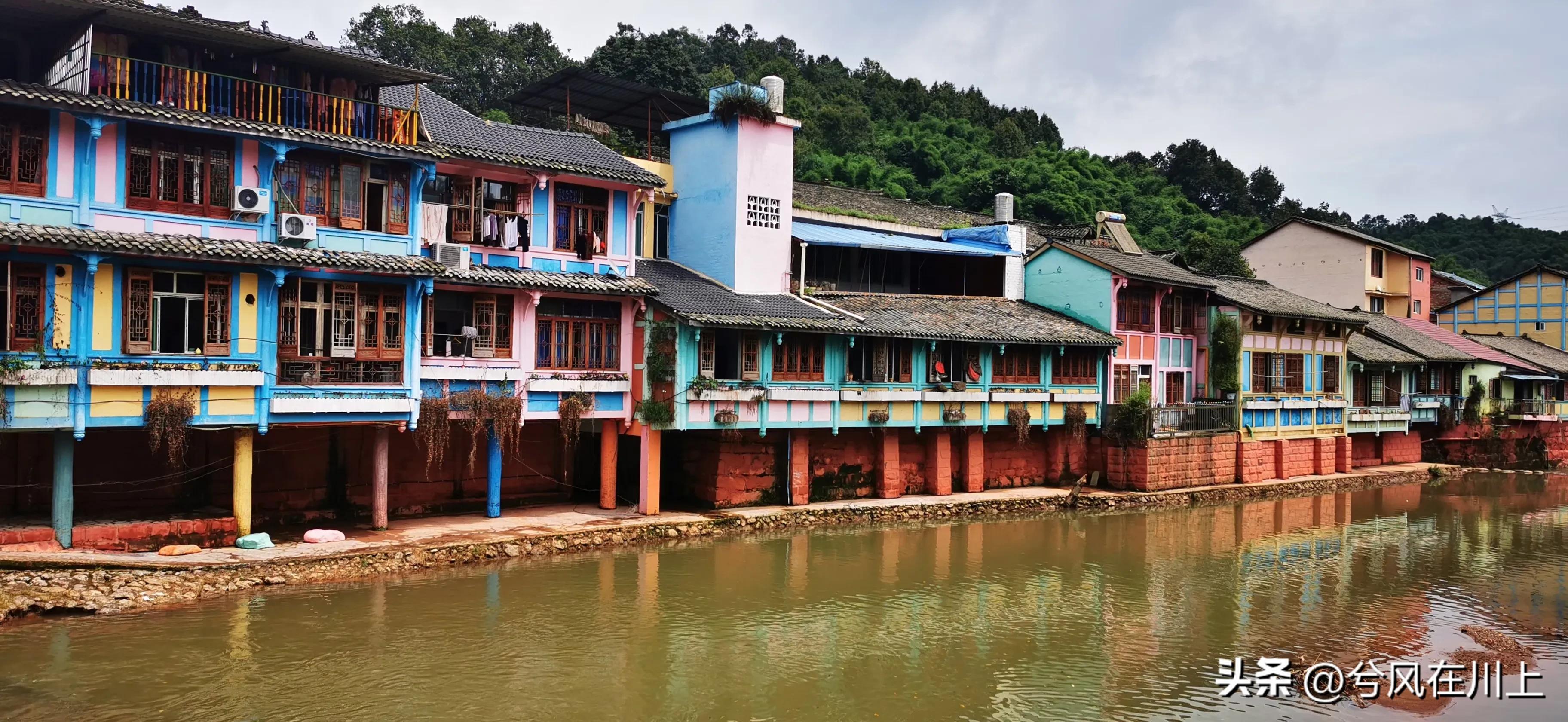 There is a colorful ancient town, do you want to visit it? - iNEWS