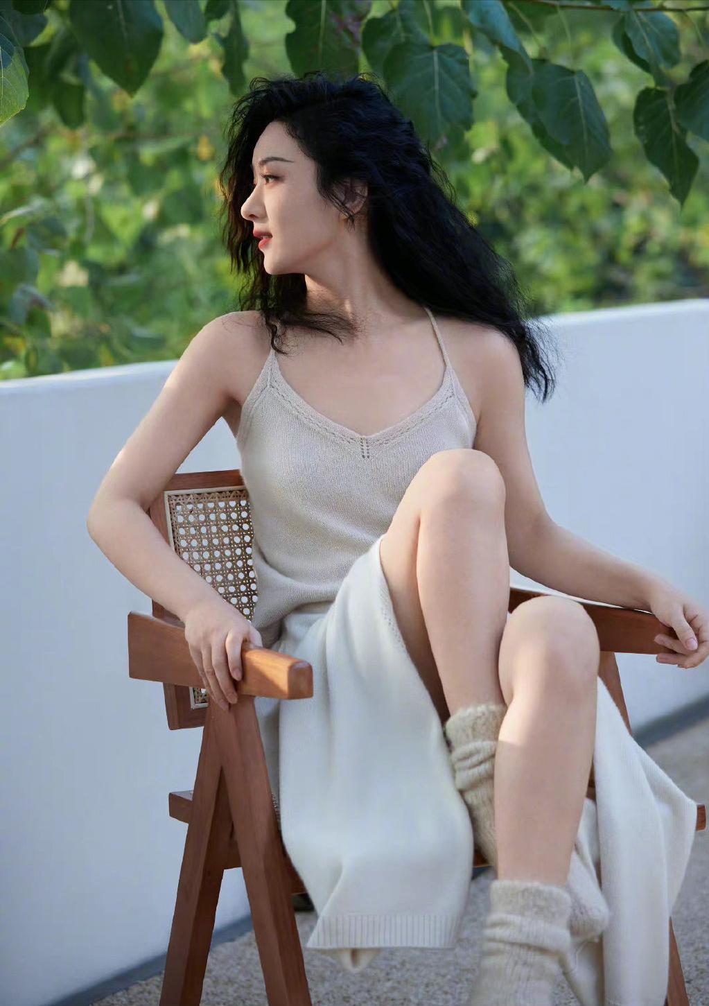 Gentle Healing!Zhao Liying's beautiful photos on the cover of magazines exposed, lying barefoot ...