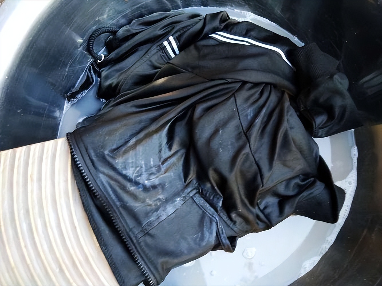 "Family has four clothes, disasters depend on each other", which four ...