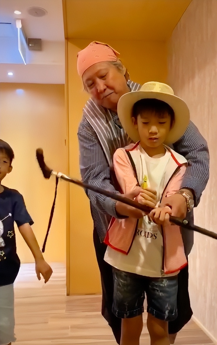 70-year-old Sammo Hung hugged his grandson and kissed him fiercely. The ...