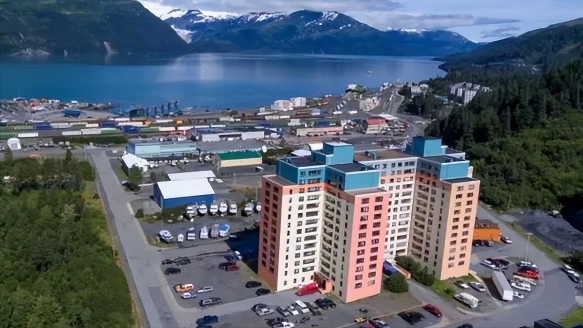 300 people in the town live in one building, the loneliest town in the ...