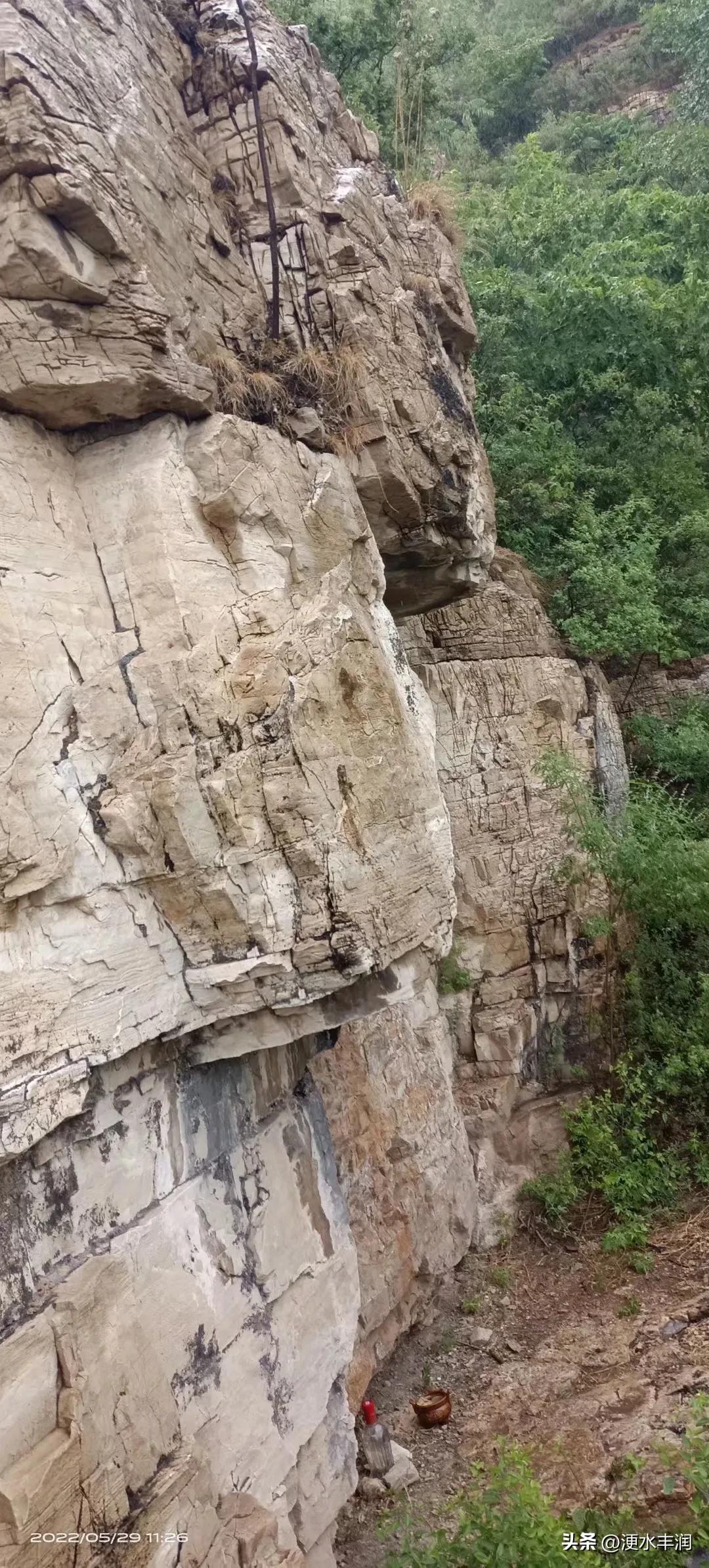 One of the Eight Scenic Spots Inscribed with Gold in the Immortal Cave ...