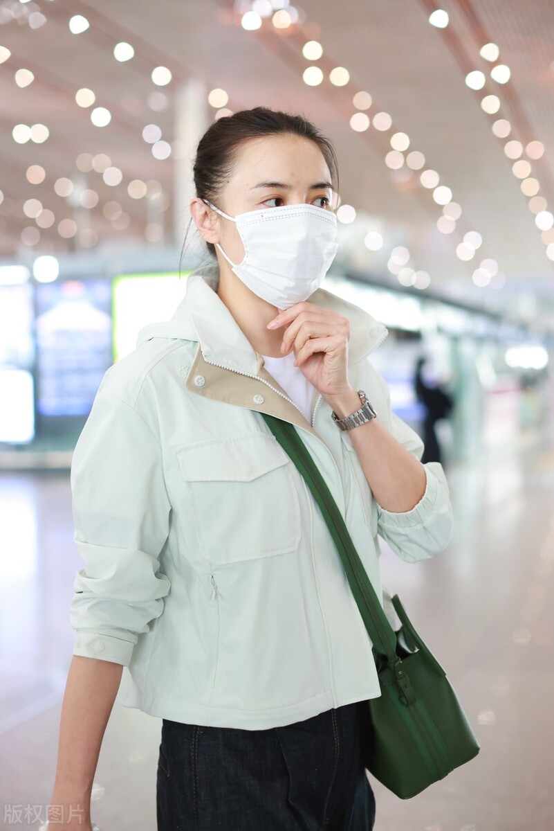Song Jia appeared in simple and elegant casual wear at Beijing Airport ...