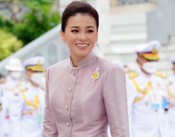 Sutida appeared in the photo with light makeup, her facial features ...