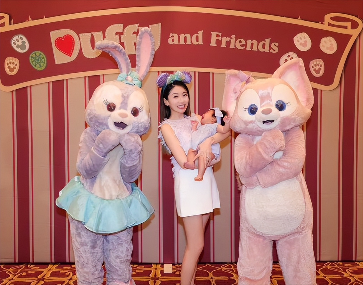 Cheng Xiaoyue took her baby to visit Disney, only cared about the ...