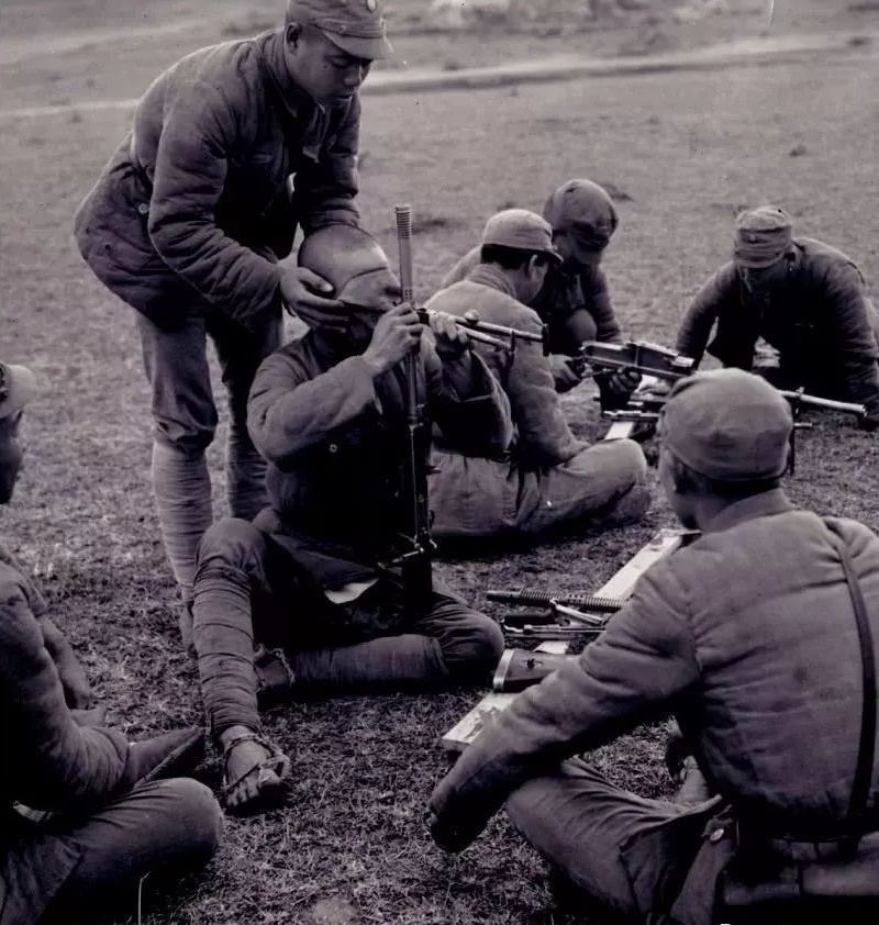 A high-end machine gun company, equipped with 8 heavy machine guns ...