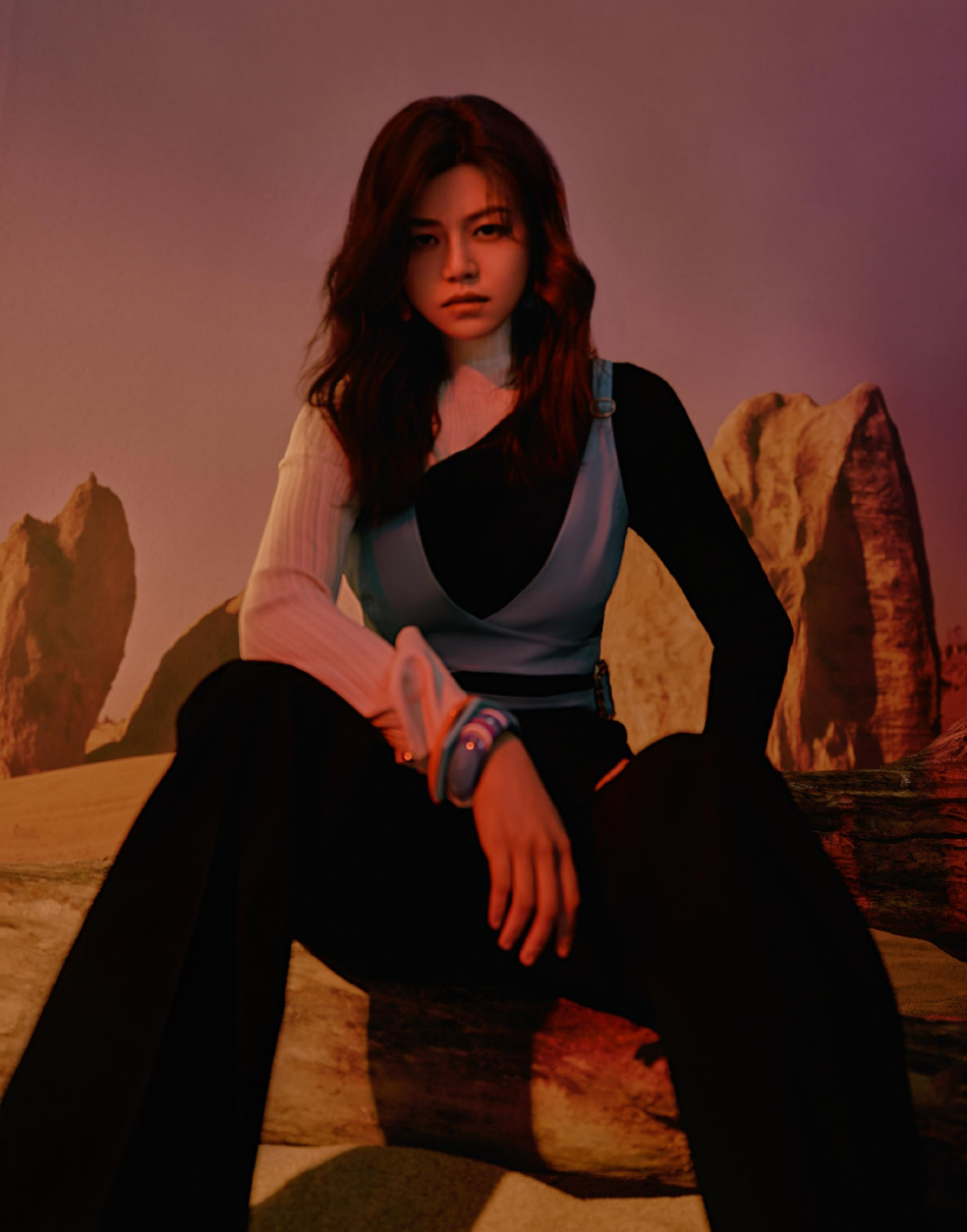 Chen Yanxi wore a white dress, like a pure flower in the desert - iNEWS