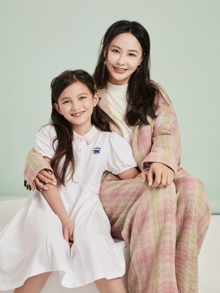 Wu Qilong's ex-wife Ma Yashu took photos with their children, a pair of ...