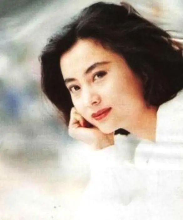 20 years ago, the national goddess Li Lingyu, a recent photo of ...