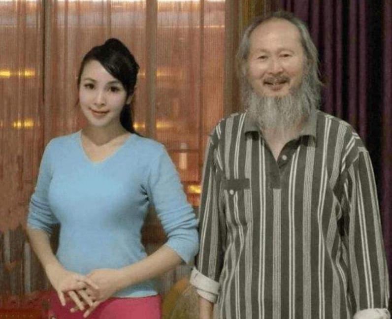 Li Zhuangping: My daughter volunteered to be a mannequin. He drew ...