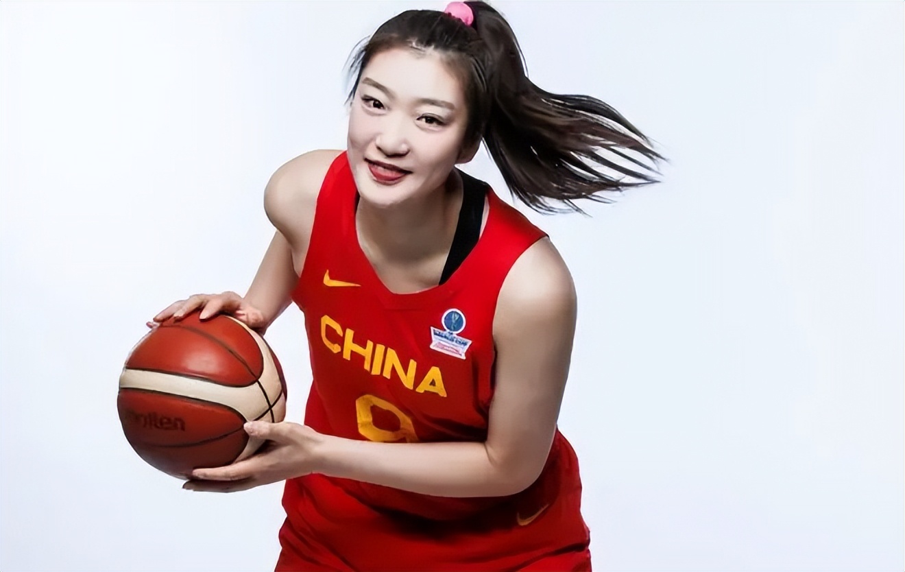 Chinese women's basketball player Li Meng changed clothes on the court ...