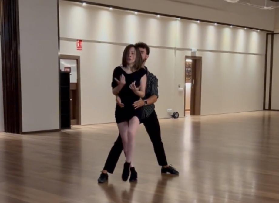 52-year-old Wang Lin was asked for a photo by fans!Wearing mink fur ...