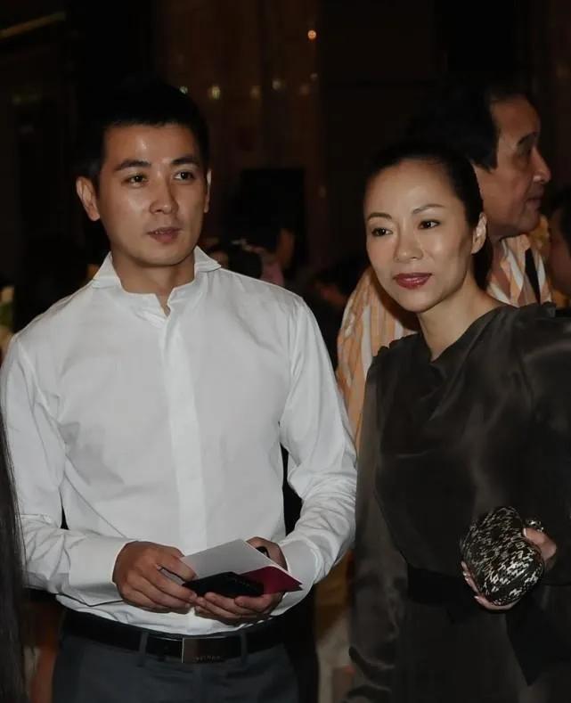 Bao Jianfeng rarely posted a family photo! His 6-year-old wife has ...