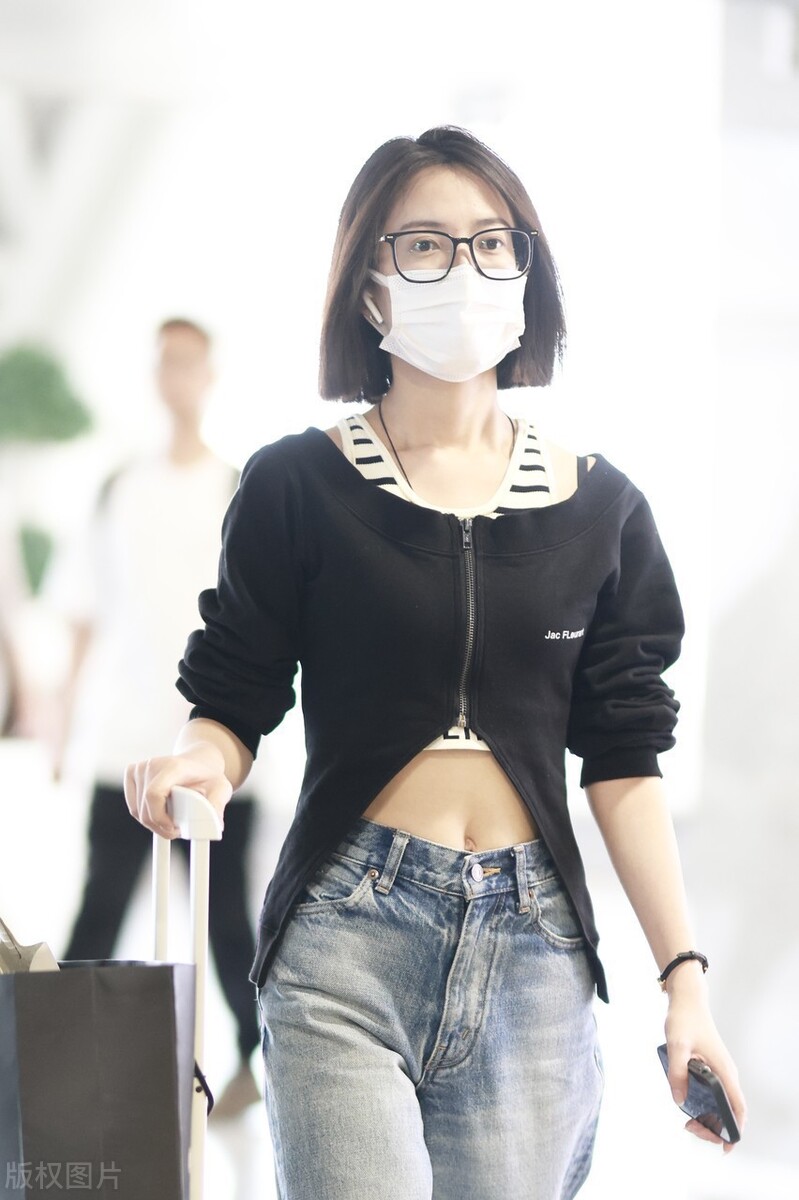 Isn't Chen Yuqi's belly button afraid of catching cold? - iNEWS