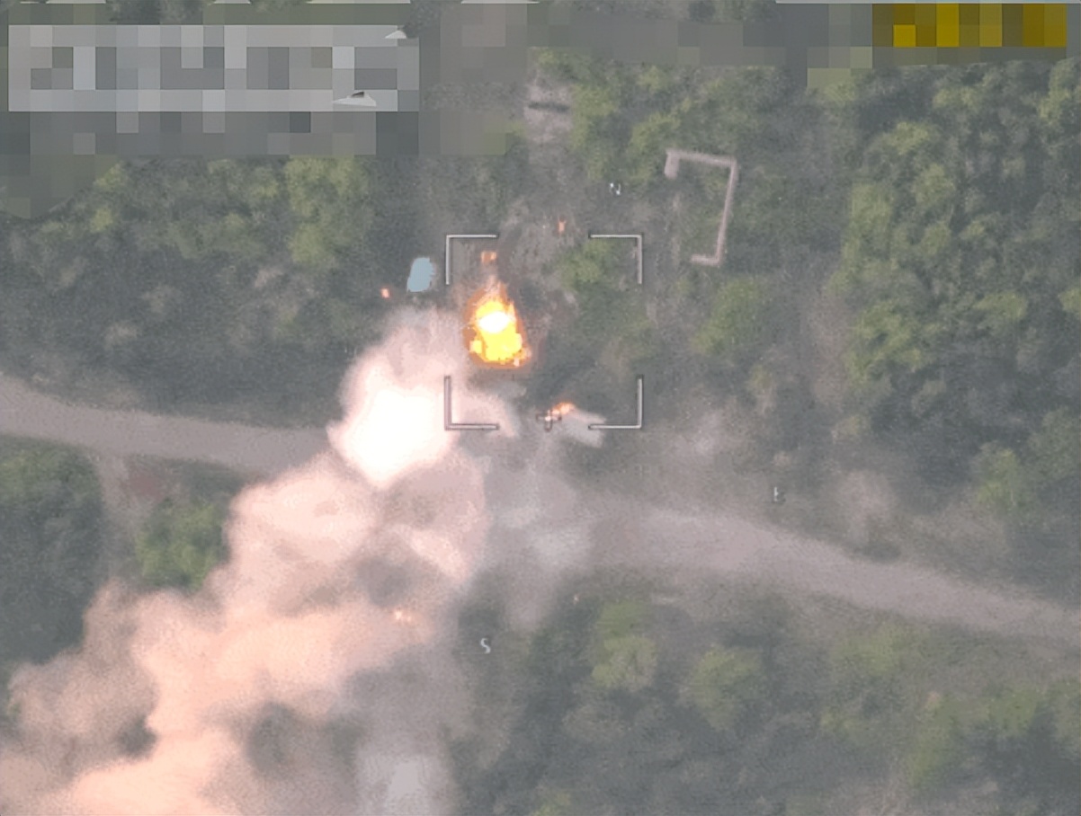 The Russian army was crazy, and the giant cluster bomb exploded a large ...