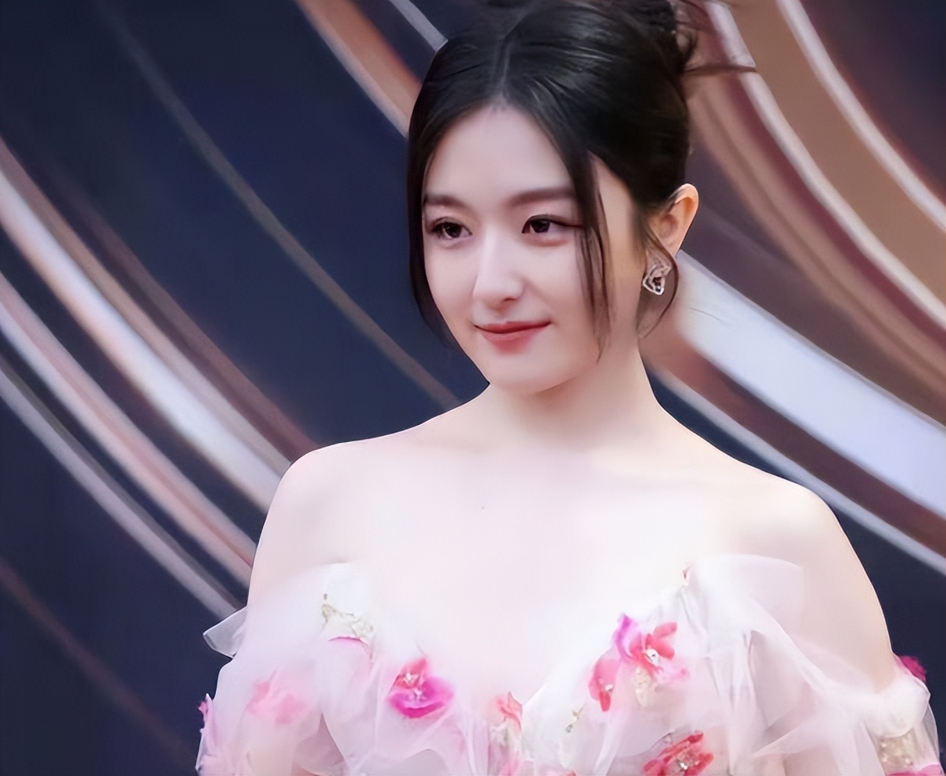 Who is the winner of the red carpet collision of actresses? Yu Shuxin ...
