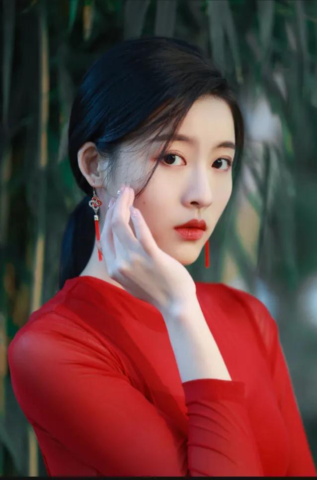 Celebrity beauty picture Sun Bing, a red dress is so beautiful - iNEWS