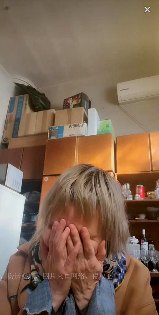 47-year-old Luo Qi choked up and cried during the live broadcast. She ...