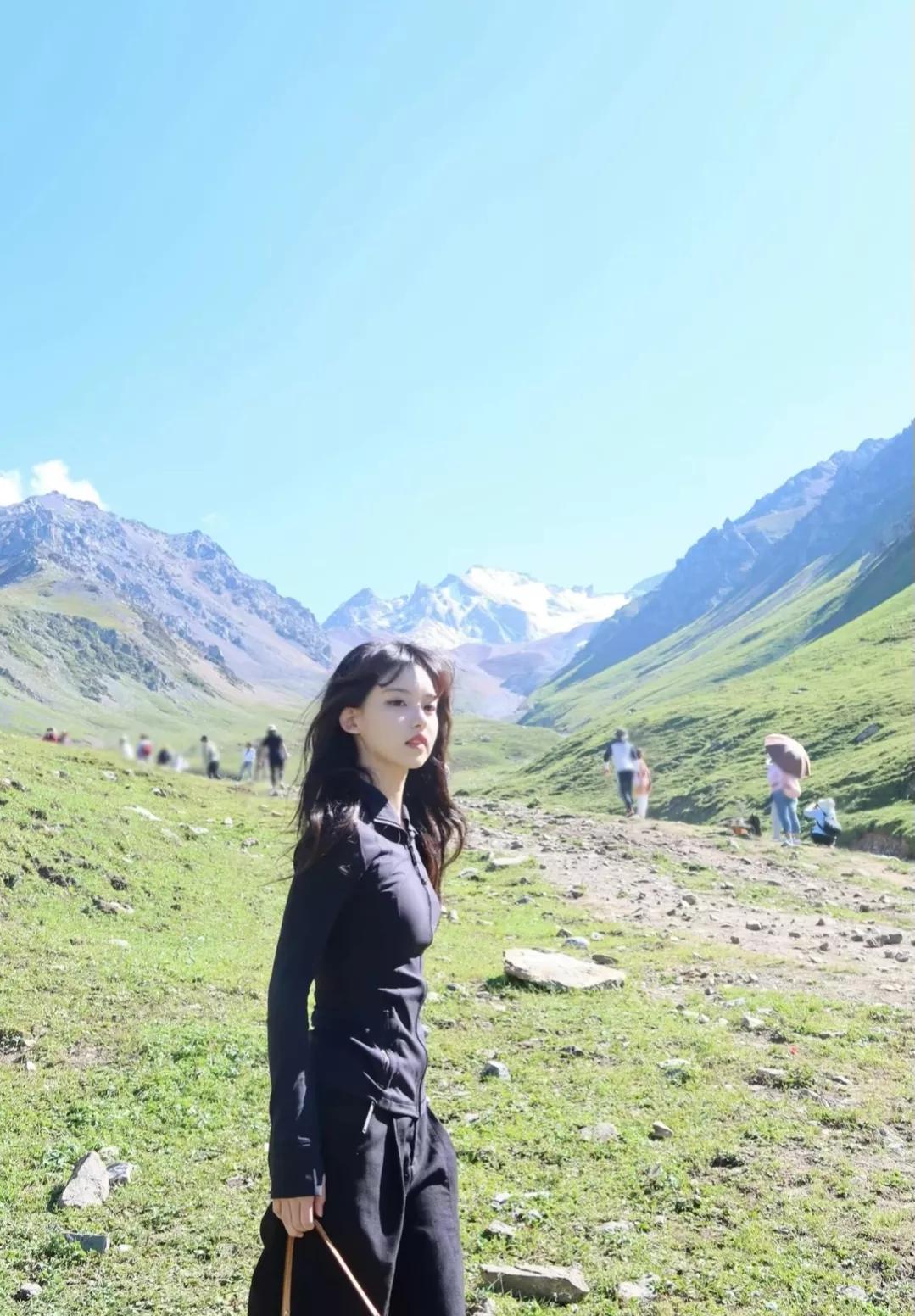 Mobile phone blockbuster, Internet celebrity beauty Tang Yu photo - iNEWS