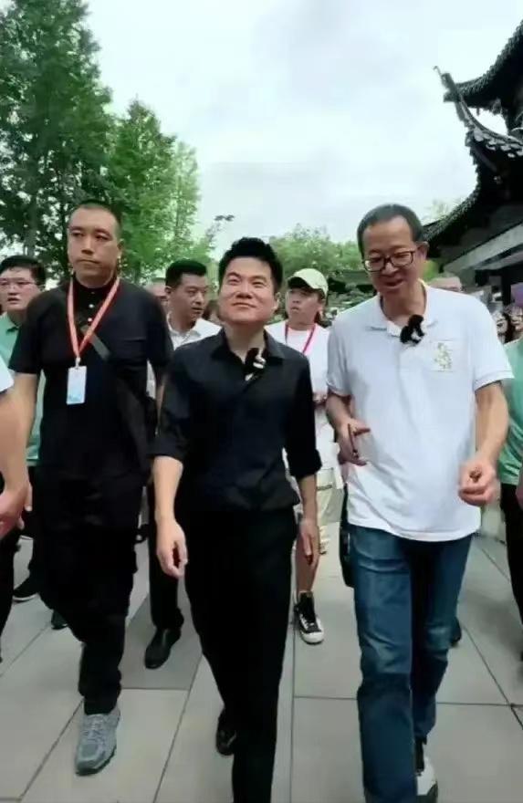 Yu Minhong and Dong Yuhui went to Yangzhou, Dong Yuhui stood at the C ...